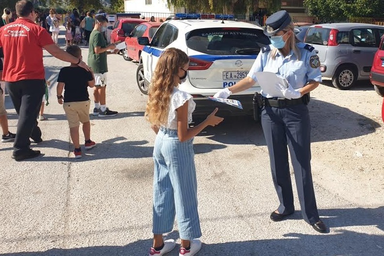 Ενημερωτικά φυλλάδια κυκλοφοριακής αγωγής και οδικής ασφάλειας μοίρασαν ...